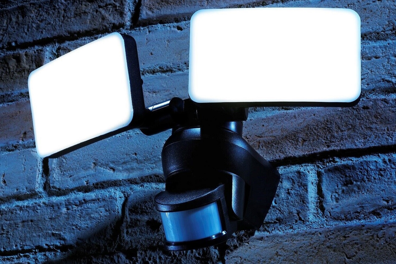 Enhance the Outdoor Lighting Functionality with our Landscape Swing Arm ...