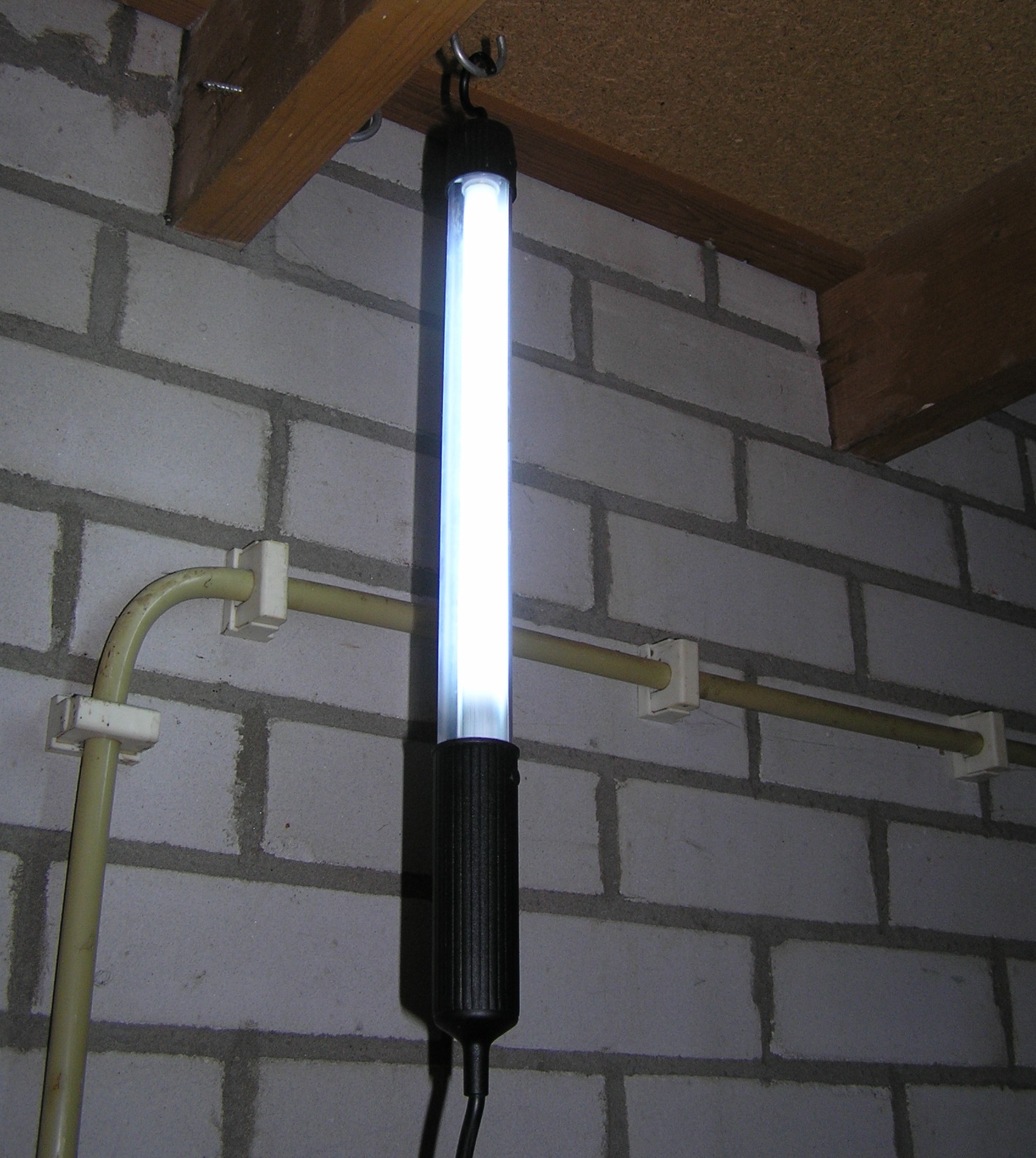 Do LED Tube Lights Need to Be Plugged In? - LightscapesTech